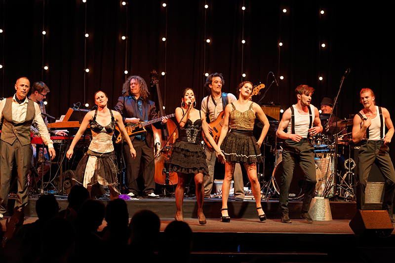 Monti's Variété - Laura Lippert